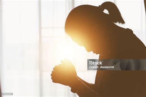 그리스도인의 삶의 위기를 하나님께 드리는 기도 여자 더 나은 삶을 바라는 하나님의 축복을 위해 기도하십시오 여자는 성경으로 하나님께 기도하는 손을 잡았다 용서를 구걸하고