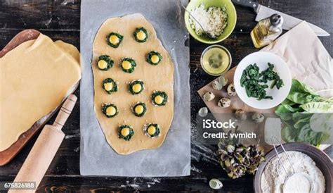 단계적으로 요리사 준비 리 코타 치즈 라비올리 노른자위에 메 추 라 기 계란과 향료와 시금치 반죽에 작성을 준비 하는 요리사 0명에 대한 스톡 사진 및 기타 이미지 Istock