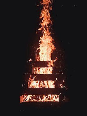 How To Build A Bonfire Bonfire Party Bonfire Bonfire Birthday Party