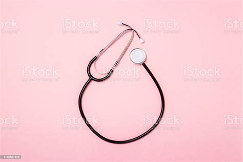 분홍색 배경에 의료 청진기 건강 관리 의학 바이러스 전염병 고품질 세계 최고 개념 배너 플랫 레이 상단 보기 건강관리와 의술에 대한 스톡 사진 및 기타 이미지 Istock