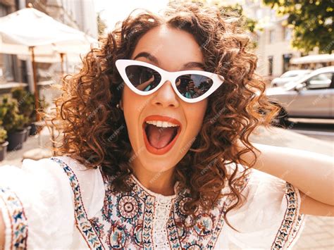 아프리카와 아름 다운 미소 모델은 여름 Hipster 흰색 드레스를 입고 헤어 스타일을 컬합니다 무료 사진