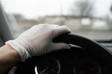 박테리아와 바이러스로부터 자신을 보호하기 위한 보호 의료 용 마스크를 착용한 남자는 자동차를 운전할 계획입니다 전염병 검역 세계