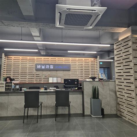 물리치료사 정실장 L 통증•재활 도수치료 전문가 ️1분만에 굽은등 해결하기 ️1분 동안 이 운동을 따라 해 보세요 자세를 개선하고 등 근육을 강화하는 데 좋고 꾸준히