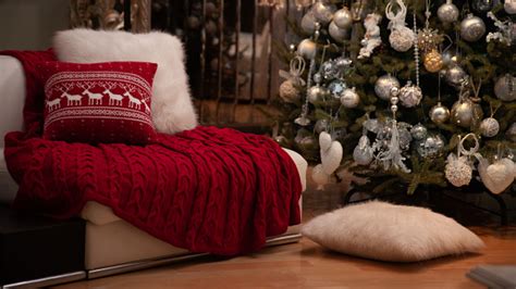 화려한 빨간 니트 담요와 사슴 패턴 쿠션소파에 크리스마스 정수 바닥에 흰색 푹신한 바닥 베개와 뒷면에 장식 크리스마스 트리 담요에 대한 스톡 사진 및 기타 이미지 Istock