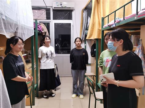 关怀入寝、温暖人心——院领导走访2022级新生寝室