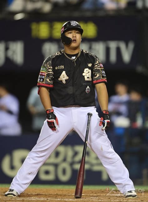 강백호 ‘4타수 무안타에 멍해지네 포토 ｜스포츠동아