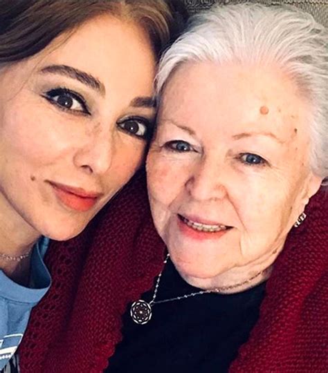 بیوگرافی و عکس های شخصی زرین تکیندور بازیگر ترکیه ای