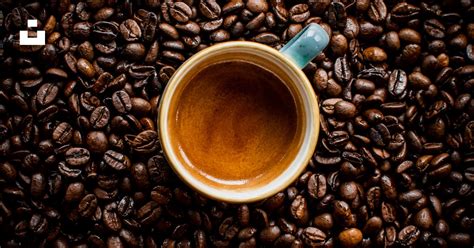 커피 콩에 블루 세라믹 머그잔 사진 Unsplash의 무료 커피잔 이미지