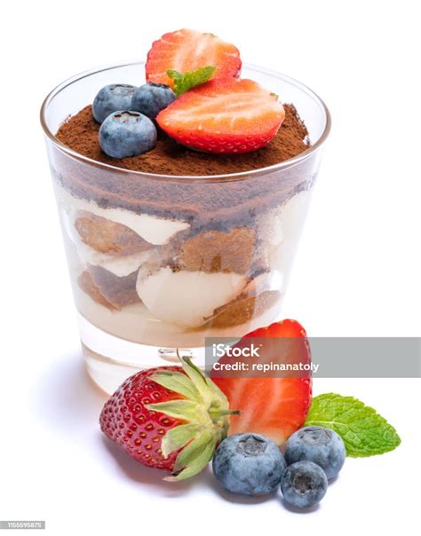 클리핑 패스와 흰색 배경에 고립 된 유리에 블루베리와 딸기와 클래식 티라미수 디저트 0명에 대한 스톡 사진 및 기타 이미지 0명 딸기 마스카포네 치즈 Istock