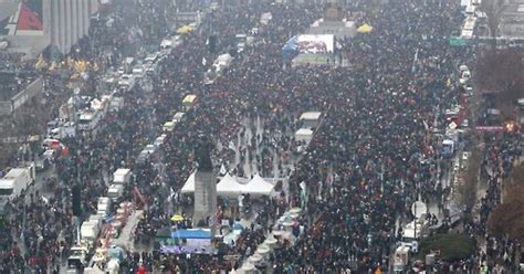 촛불집회에 모이는 시민들