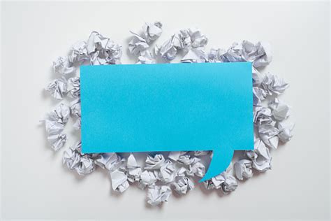 중요한 정보와 함께 연설 거품 아래에 놓인 종이 랩 주름진 노트는 새로운 아이디어와 대화 발롱 아래에 배열 위의 중요한 데이터가있는 구겨진 메모 0명에 대한 스톡 사진 및