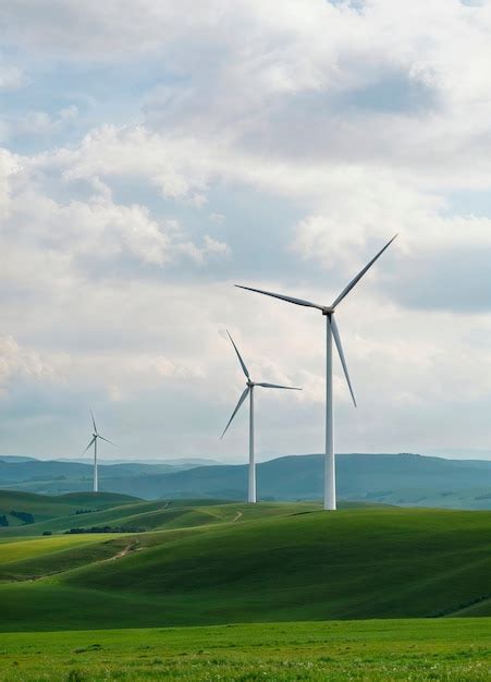 푸른 언덕에 있는 풍력 터빈 Ai 생성 이미지