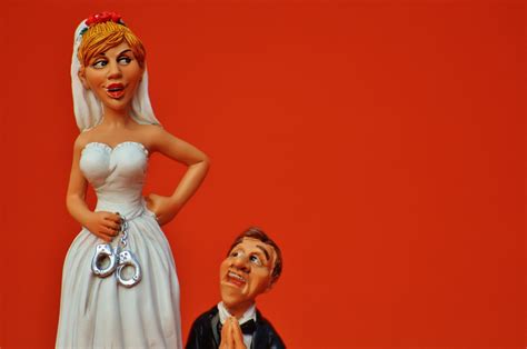 무료 이미지 애정 장식 빨간 함께 레이디 혼례 장난감 기혼 결혼 신부와 신랑 드레스 그림 이상한 연결성 전에 얻다 공포 수갑 여자 구두