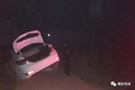夜晚小寨一車輛側翻，兩男子被困車內，幸得民警和熱心村民及時救援 每日頭條