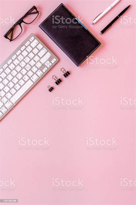키보드 및 사무 용품이 있는 플랫 레이 워크 플레이스 사무실 데스크탑 0명에 대한 스톡 사진 및 기타 이미지 0명 교육 배경 주제 Istock