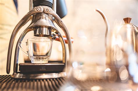 빈티지 스타일의 복고풍 커피 메이커 도구 바리스타 커피 또는 차와 함께 뜨거운 음료 한 잔을 만들기위한 오래된 빈티지 기계와 집에서 만든 카페 배경 0명에 대한 스톡 사진