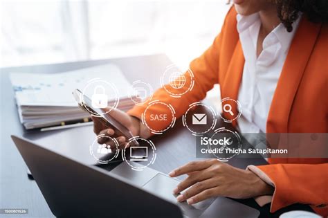 스마트폰 가상 화면 배경 암호 네트워크 프레임워크 및 사무실의 지원 기술에서 Secure Access Service Edge 아이콘을 손으로 터치합니다 Sase 보안 액세스