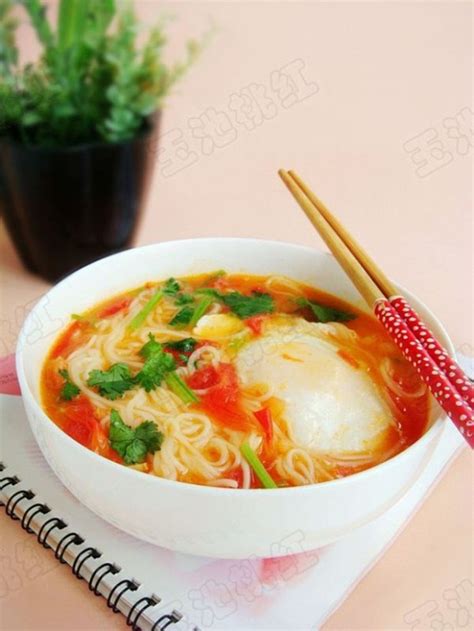 最家常的普通汤面西红柿鸡蛋龙须面 西红柿鸡蛋龙须面是最家常的也是最普通的一种汤面了虽然是家常的但非常的美味可口哦特别是西红柿