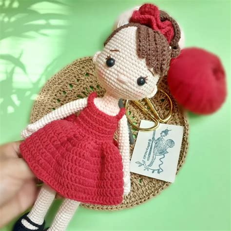 ایمیلی قشنگم 💝 یه دختر شیک و مرتب 😍 اون کش موهاش دلبری میکنه ،از لباسش که نگم 😊 قابل سفارش 🥰