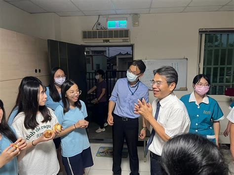 崇仁醫專關懷校外賃居生 校長黃財尉偕主管中秋送暖