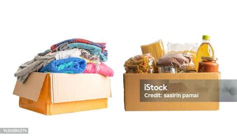 기부 보관 및 배달을위한 식료품 다양한 음식 파스타 식용유 및 통조림 식품과 골판지 상자에 사용 된 옷 상자에 대한 스톡 사진 및 기타 이미지 Istock