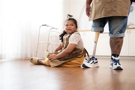 의족을 착용한 아버지가 있는 플러스 사이즈 가족 딸은 요리를 돕기 전에 아버지와 즐겁게 놀았습니다 집의 부엌 방에서 아이에 대한 스톡 사진 및 기타 이미지 Istock