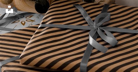 그 아래에 선물이 있는 작은 크리스마스 트리 사진 Unsplash의 무료 크리스마스 이미지