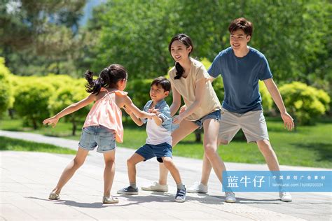 快乐的年轻家庭在公园玩耍 蓝牛仔影像 中国原创广告影像素材
