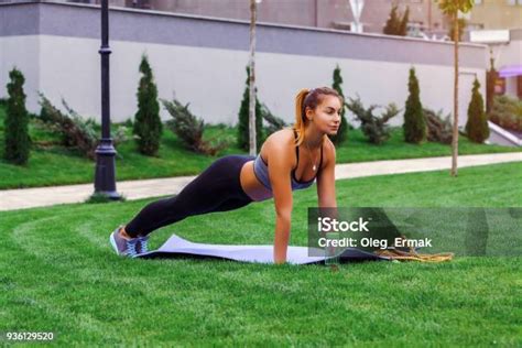 널빤지 포즈 하 고 팔 굽 혀 펴기 또는 보도 Ups 운동 운동 젊은 여성 야외 서 착용 운동복 전체 길이 측면 보기 건강한 생활방식에 대한 스톡 사진 및 기타 이미지