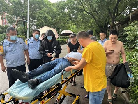 姜山镇综合行政执法队队员救助晕倒群众