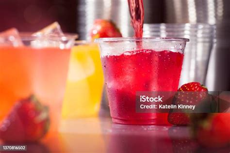 흰색 배경에 얼음 큐브에서 튀는 빨간색 노란색과 오렌지 주스 음료와 투명 플라스틱 컵 일회용 컵에 대한 스톡 사진 및 기타 이미지 일회용 컵 칵테일 0명 Istock