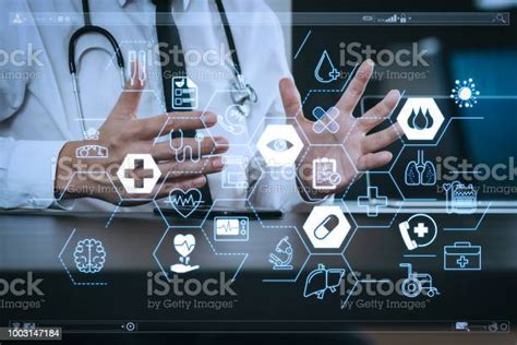 현대 사무실에서 나무 책상에 스마트 폰 및 디지털 태블릿 컴퓨터와 청진 기를 사용 하는 스마트 의료 의사 건강관리와 의술에 대한 스톡 사진 및 기타 이미지 Istock