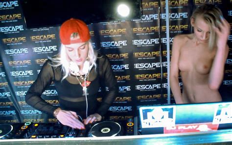 Foto De Dj Mirjami B2b With Her Naked Friend Dj