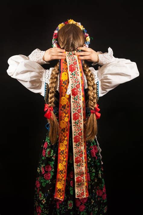 Una Mujer Hermosa Joven Que Lleva Un Traje Popular Polaco Tradicional