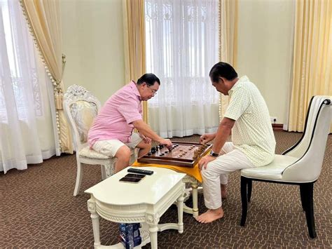 សម្តេចតេជោ ហ៊ុនសែន ល្ងាចនេះលេងអុកដោយខ្លួនឯងជាមួយគូរប្រកួតដែលធ្លាប់លួចកូនអុកនិងលេងបន្លំ នគរដ្រេហ្គន