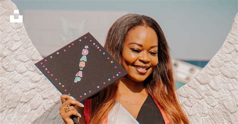 검은 드레스를 입은 여자가 흑백 졸업 모자를 들고 있다 사진 Unsplash의 무료 초상 이미지