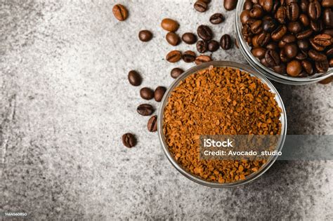 검은 돌 배경에 인스턴트 커피와 커피 콩 향기로운 커피 음료 텍스트를 위한 장소입니다 텍스트 복사를 위한 공간 0명에 대한 스톡