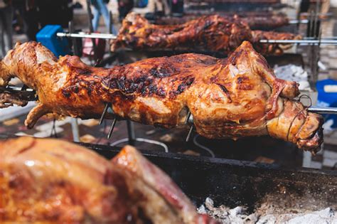 그리스의 부활절 그리스 아테네의 거리에서 숯불에 굽는 Souvla 구운 양고기 양과 염소 바베큐를 요리하는 과정 Food Festival에 대한 스톡 사진 및 기타 이미지