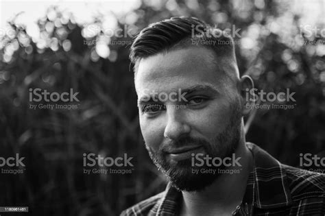 나무 배경에 공원에서 야외 카메라를보고 젊은 수염 남자의 흑백 초상화 가까운에 대한 스톡 사진 및 기타 이미지 가까운 거친 검은색 Istock