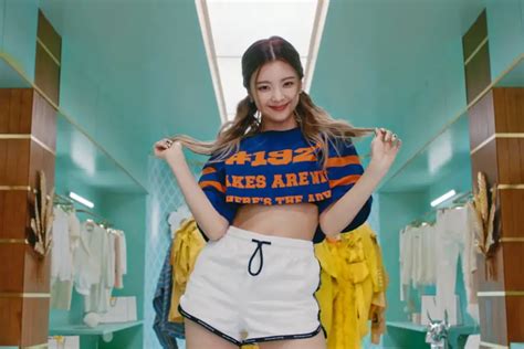 ITZY LOCO Who S Who K Pop Database Dbkpop Com
