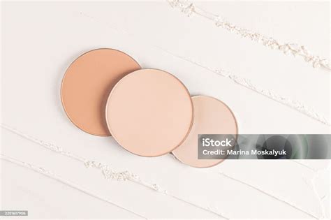 세 개의 화장품 블록 느슨한 가루의 밝은 배경에 다양한 색조의 컴팩트 파우더 리필 아름 다운 화장품 배경 레이아웃 0명에 대한 스톡 사진 및 기타 이미지 Istock