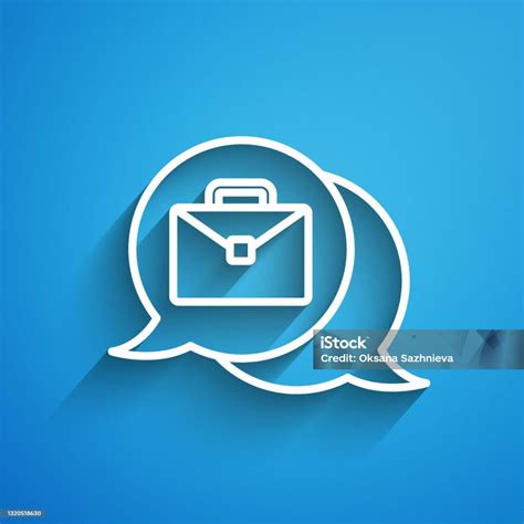 파란색 배경에 격리 된 화이트 라인 온라인 작업 아이콘 프리랜서 남자는 자신의 집에서 노트북에서 작업 원격 작업 먼 직업 개념 긴 그림자 벡터 가공의 인물에 대한 스톡 벡터