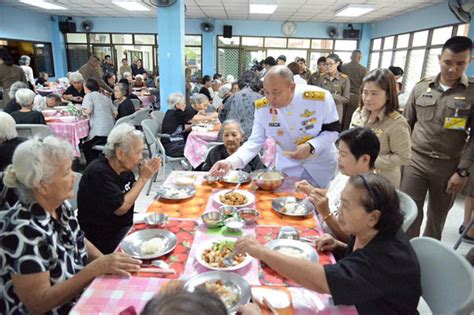 Photo Gallery สมเด็จพระเจ้าอยู่หัว ทรงห่วงใยผู้สูงอายุ พระราชทานอาหาร ปรับปรุงภูมิทัศน์ สถาน