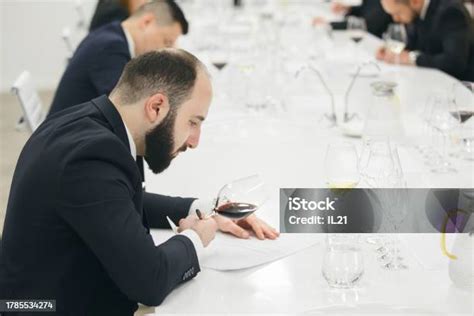 알코올 음료 교육 중 레드 와인의 색상을 보는 소믈리에 레스토랑 직원 교육 알코올 목록 연구 3 명에 대한 스톡 사진 및 기타 이미지 Istock