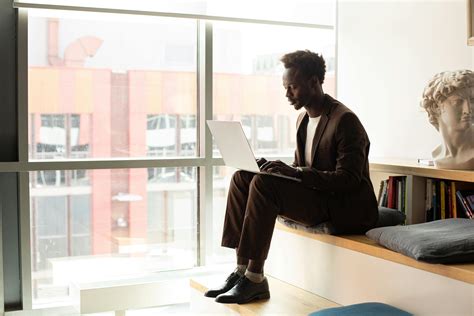 노트북을 사용하는 안경을 쓰고 빨간색 긴 소매 셔츠에 여자 · 무료 스톡 사진