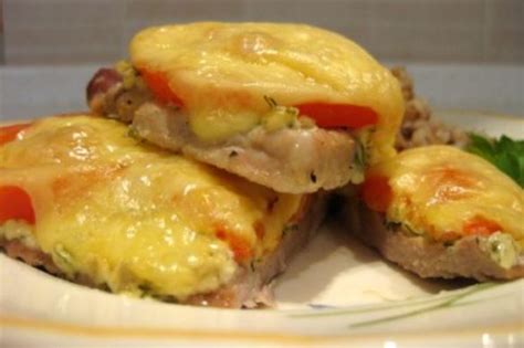 Свинина с помидорами и сыром в духовке