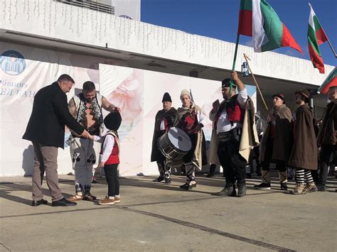 Кметът Иса Бесоолу посрещна павелбанските коледари Новините от Казанлък Presstv