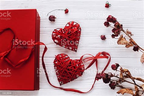 해피 발렌타인 데이 하루 개념 세련 된 현재 그리고 리본와 소박한 흰색 나무 바탕에 장미 두 붉은 마음 인사말 카드 플랫 텍스트