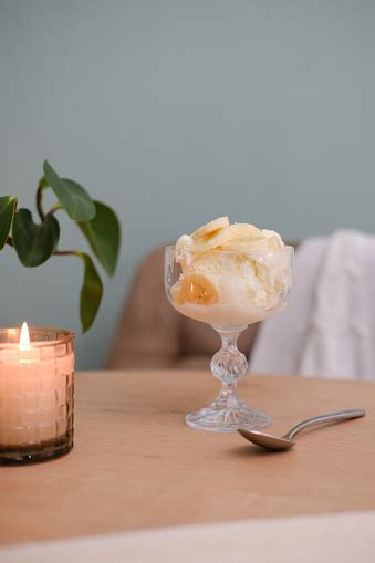 홈 봄 인테리어 이세 크림 불타는 양초 녹색 꽃 식물 숟가락 녹색 배경에 흰색 격자 무늬 베이지 색 의자 유리와 나무 테이블 부엌에 대한 스톡 사진 및 기타 이미지 Istock