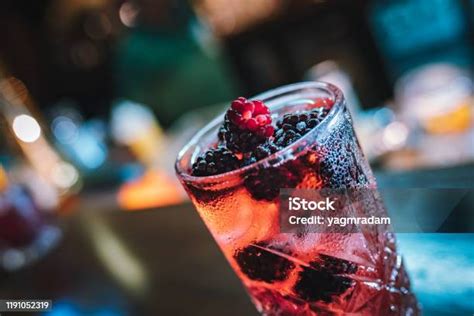 바 데스크에서 얼음과 베리를 곁들인 상쾌하고 신선한 컬러풀한 이국적인 알콜 모히토 칵테일 여름 청량 음료 이국적인 다채로운 칵테일입니다 0명에 대한 스톡 사진 및 기타